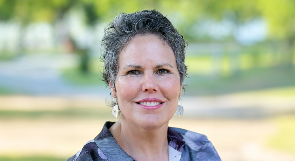 Maria Vetrano explores a political fantasy in “Queen Bess” - Cambridge Day